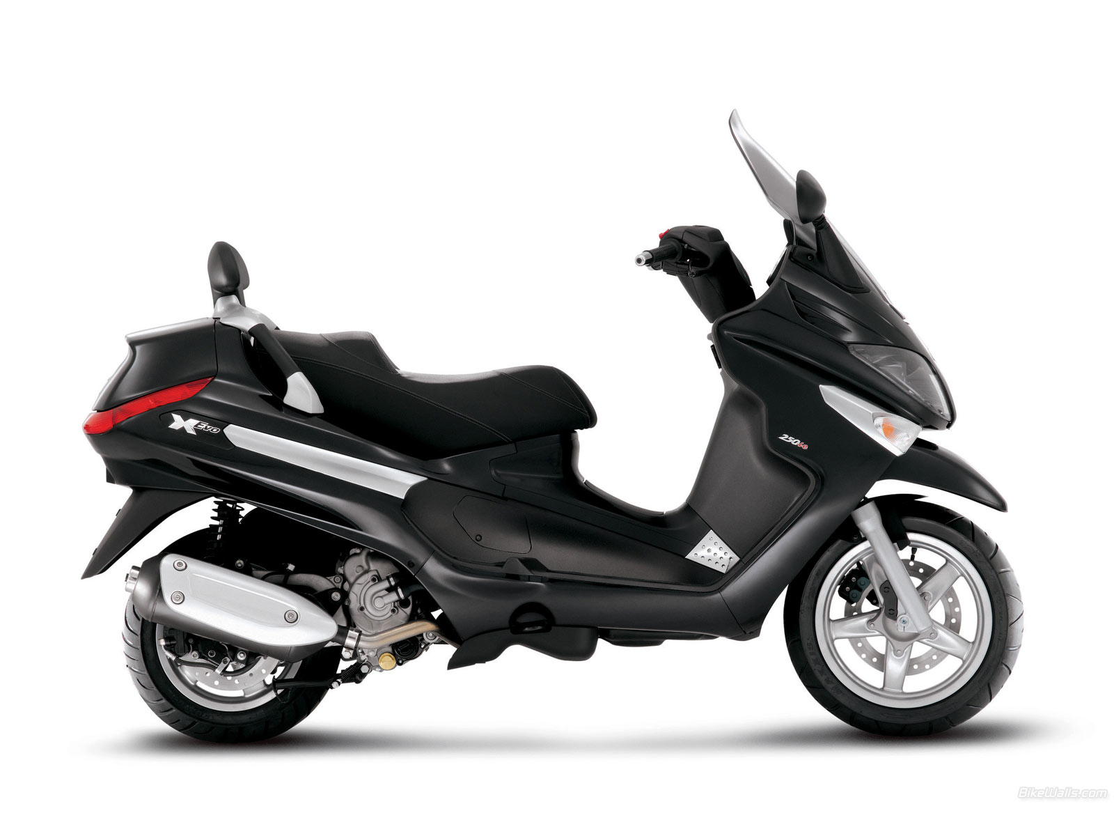 Piaggio XEvo 1600x1200 c137 - Tapety na pulpit - samochody sportowe ...